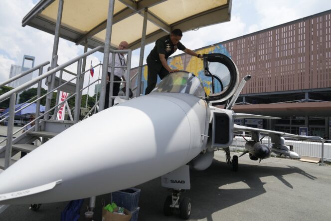 Swedish royals head to Canada as country lobbies for a slice of defence ...